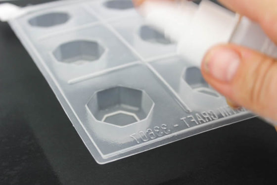 Make Your Own Chic Clear Knobs - Resin Crafts Blog