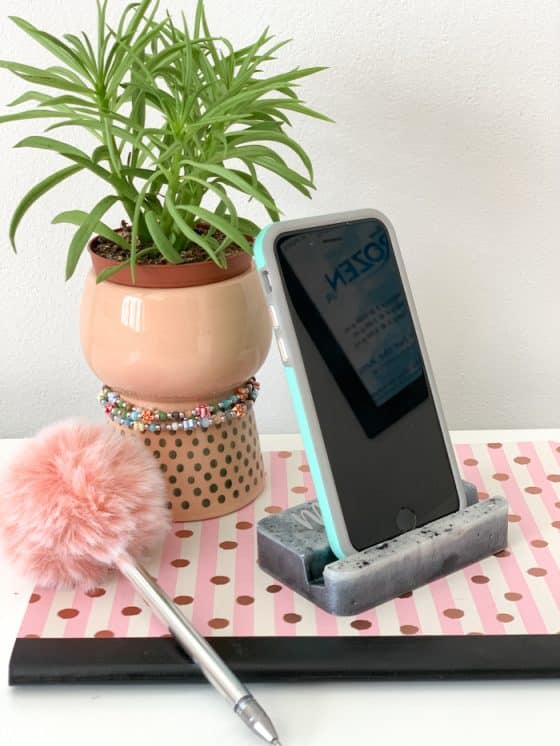 diy-resin-phone-stand-01 - Resin Crafts Blog