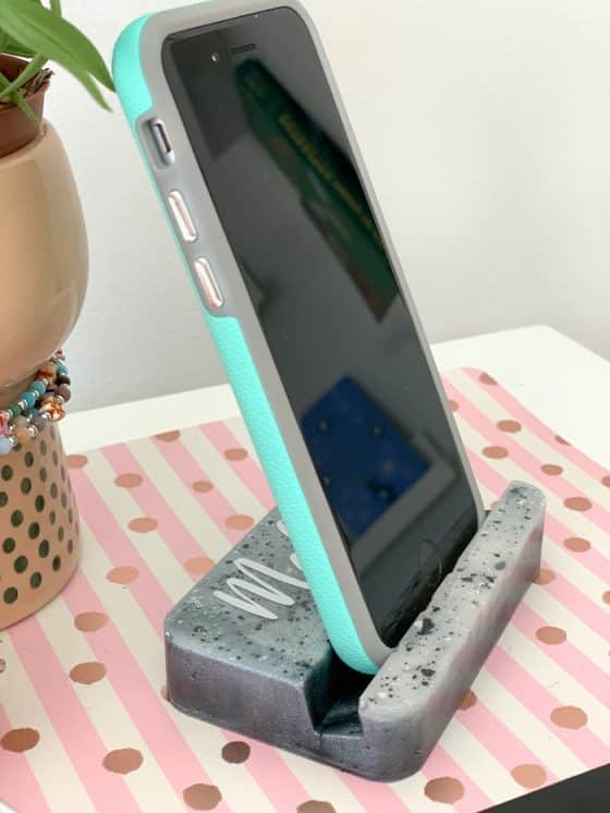 diy-resin-phone-stand-02 - Resin Crafts Blog